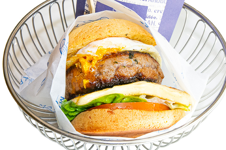 Sánduche de huevo y chorizo en pan de almojábana