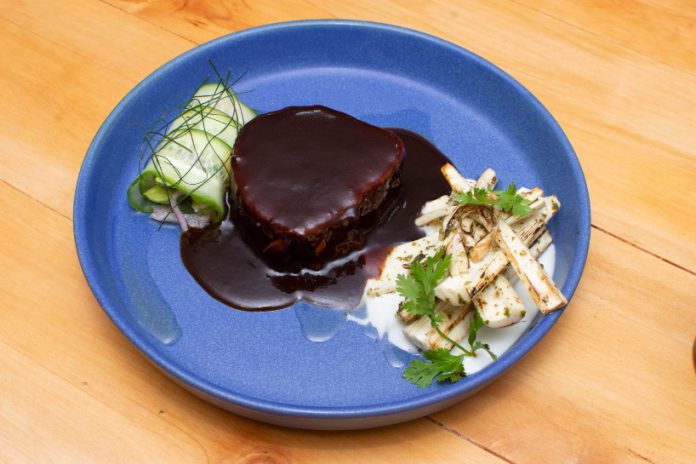 Receta: Posta de res con canelón de pepino y palmitos