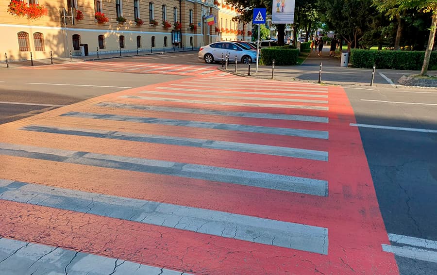 Pasos peatonales o cebras rojas ¿Será que en rojo sí las vemos?