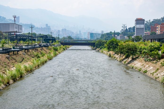 A pesar del agua transparente, el río Medellín está lejos de recuperarse