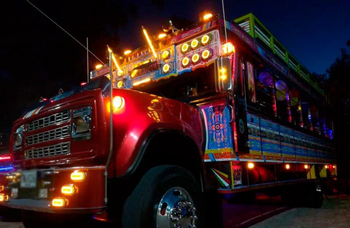 Alcaldía de Medellín prohíbe las chivas rumberas - Vivir en El Poblado