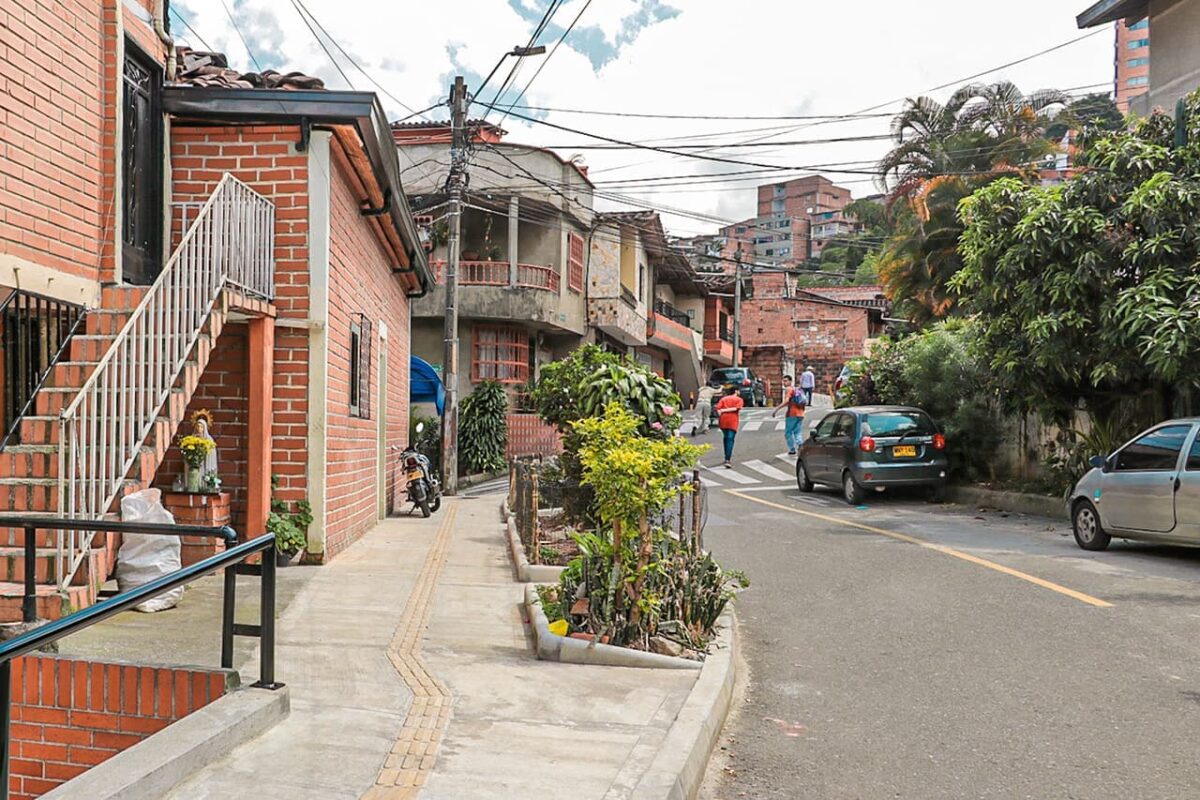 Andenes más seguros en el barrio Uribe Ángel, de Envigado