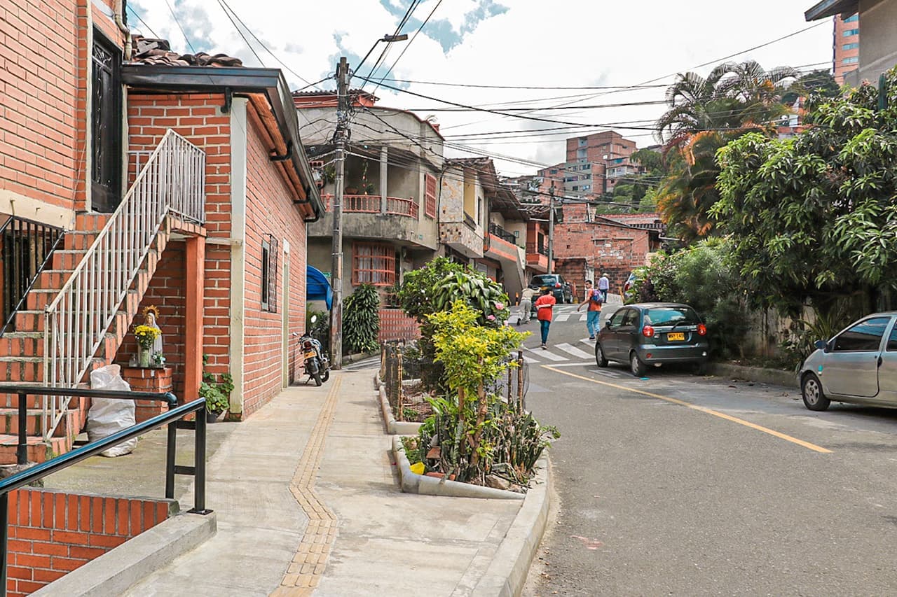 Andenes más seguros en el barrio Uribe Ángel, de Envigado