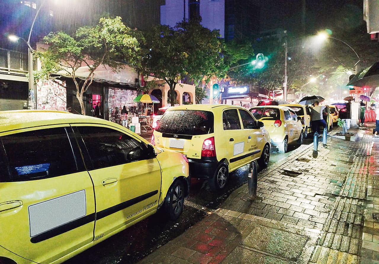 Los taxistas prácticamente se toman la calle 10 en El Poblado