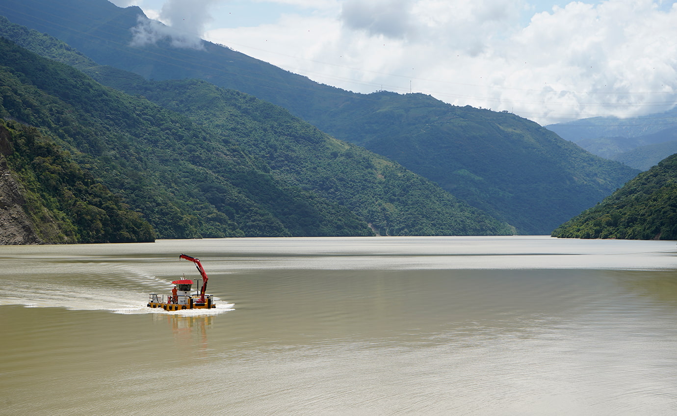 buzos especializados en las profundidades del embalse de Hidroituango