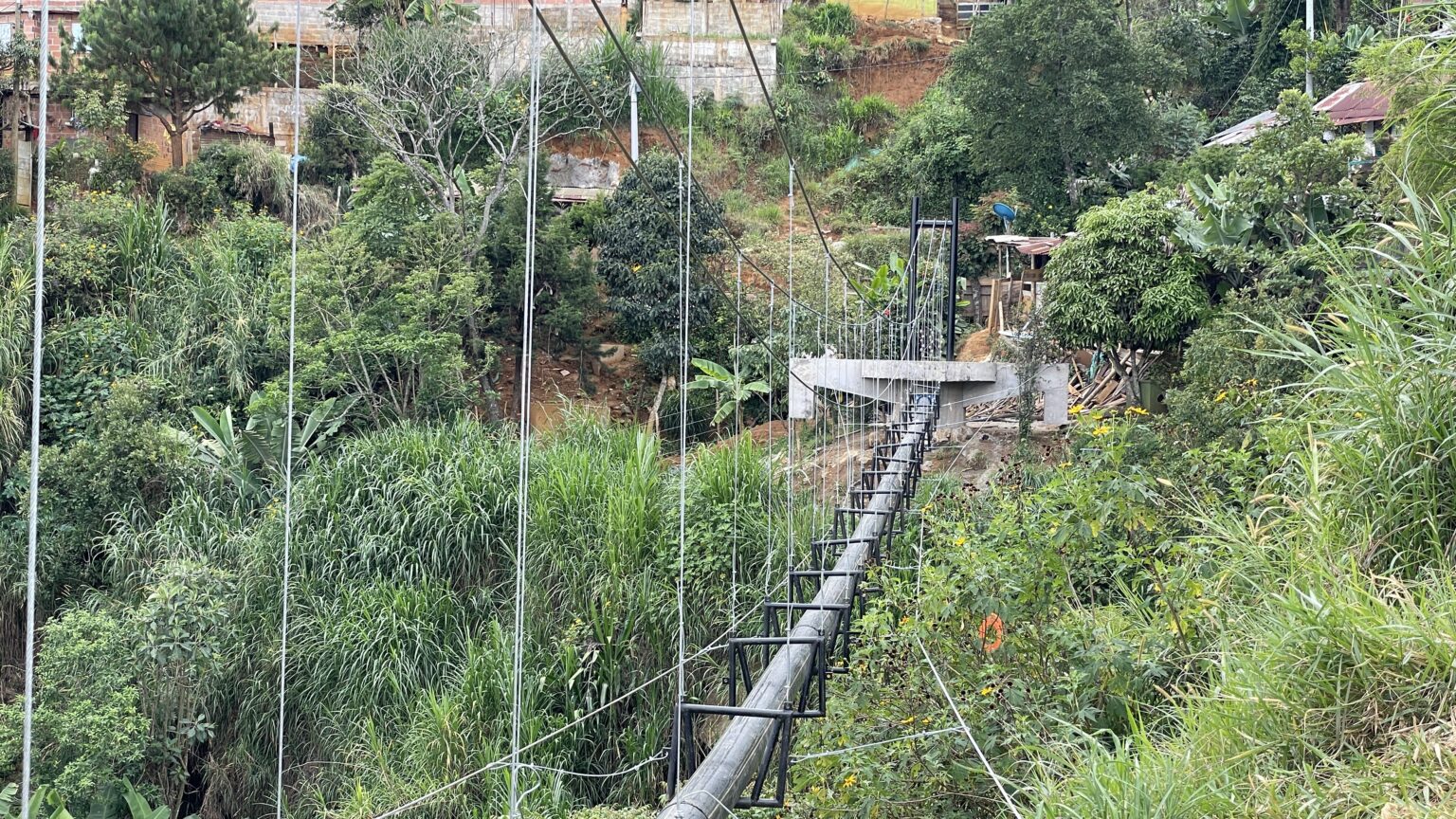 Bello Oriente estrena el primer alcantarillado aéreo de Medellín