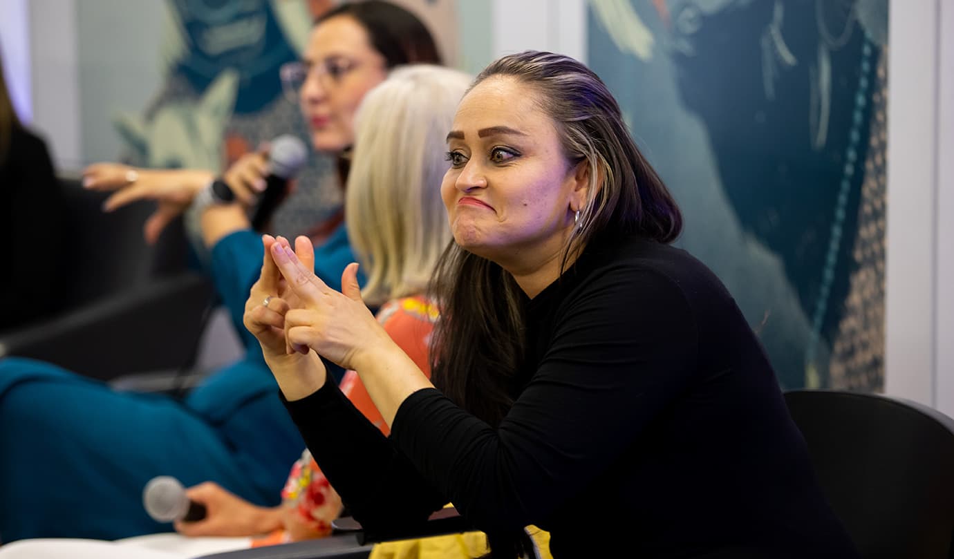Lectura en lengua de señas en la Biblioteca Débora Arango