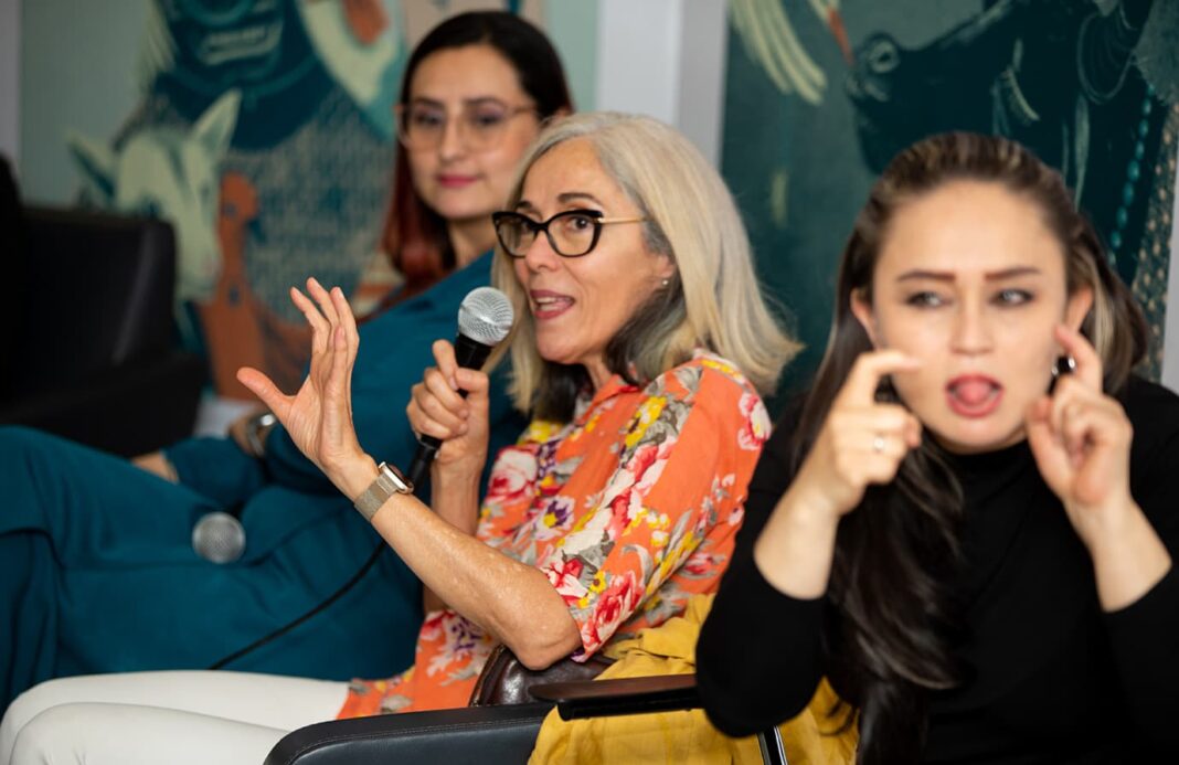 Lectura en lengua de señas en la Biblioteca Débora Arango
