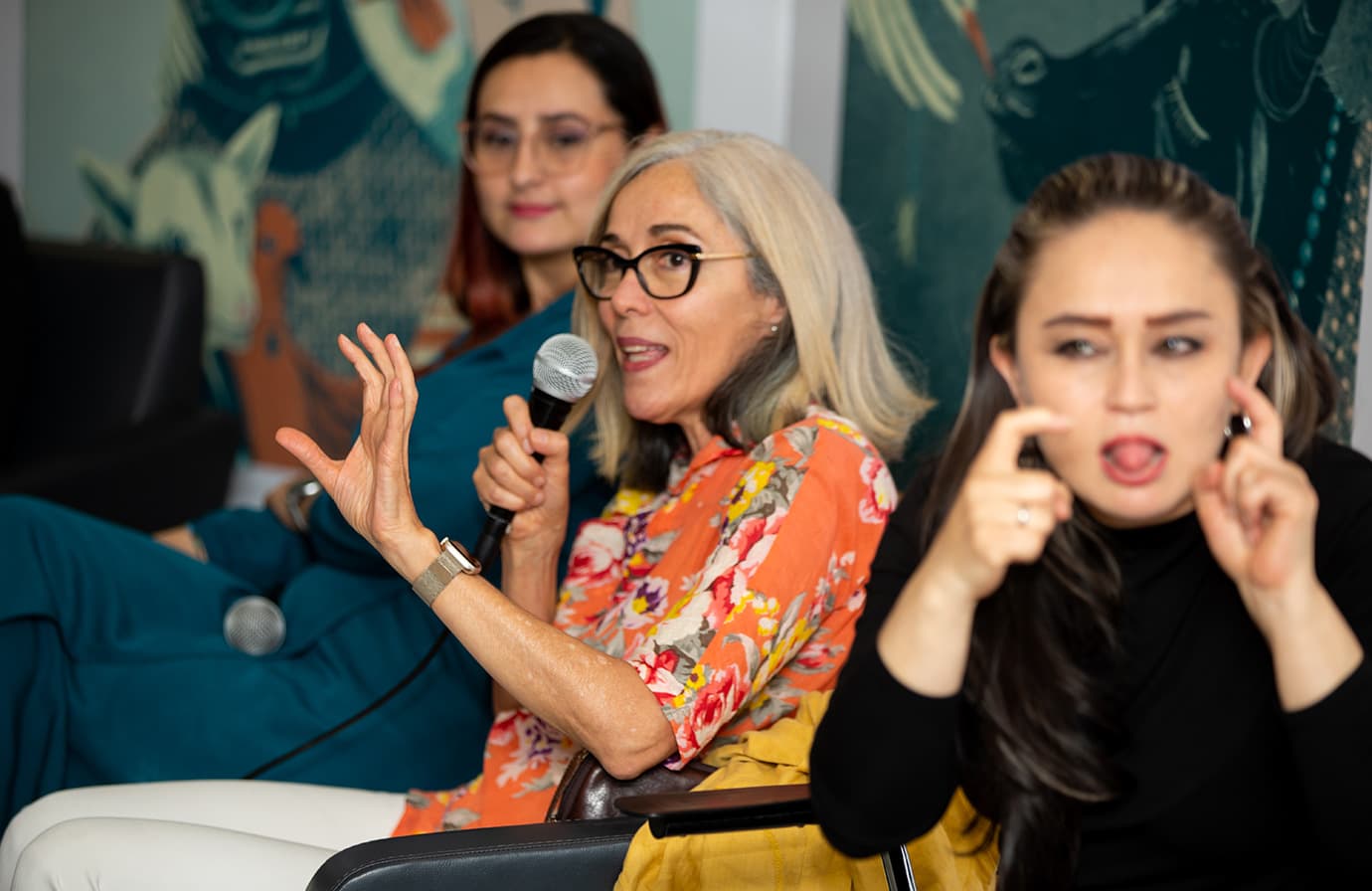 Lectura en lengua de señas en la Biblioteca Débora Arango