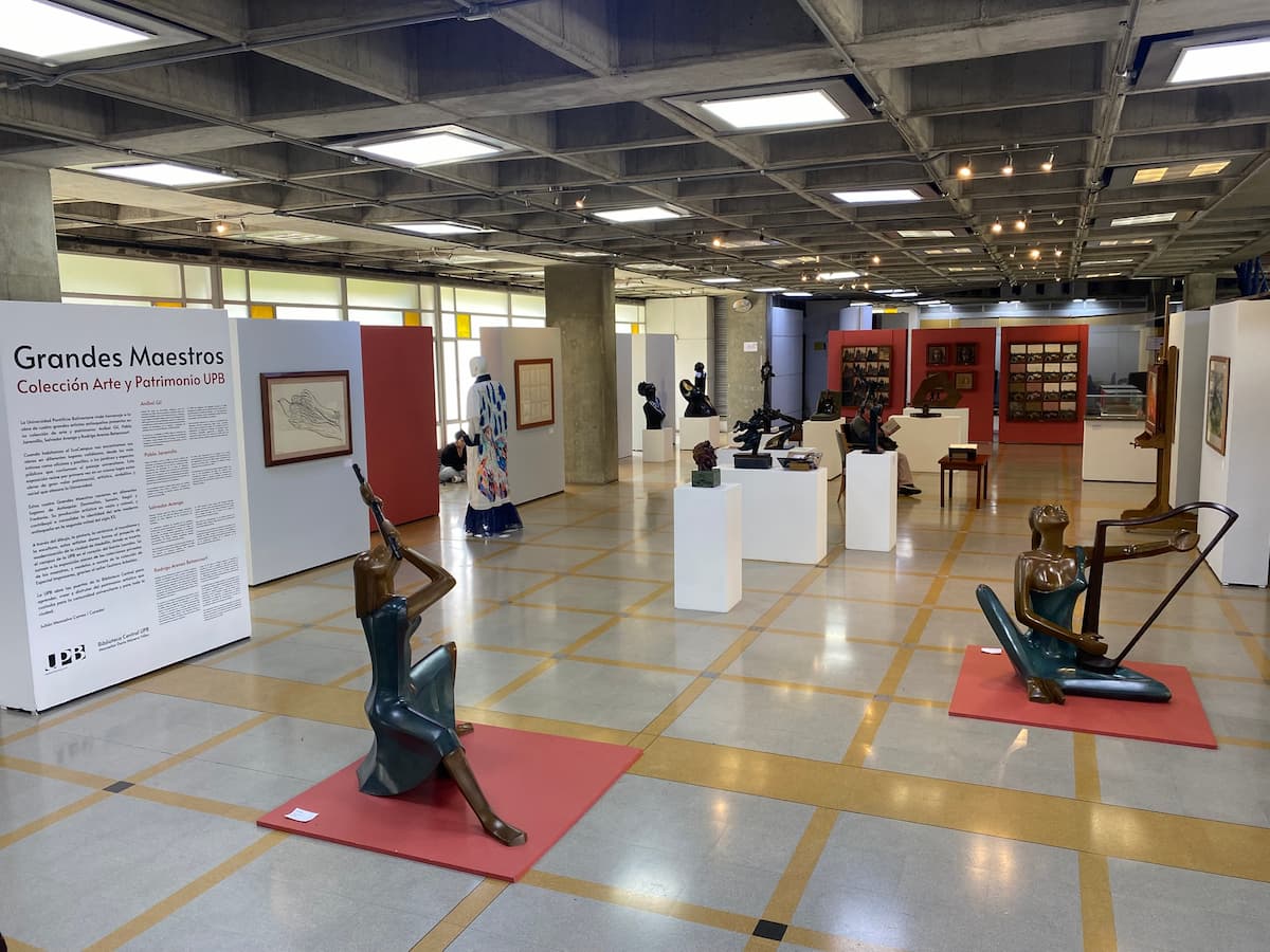 Maestros que dejaron un legado en el arte exponen en la biblioteca de la UPB - Vivir en El Poblado