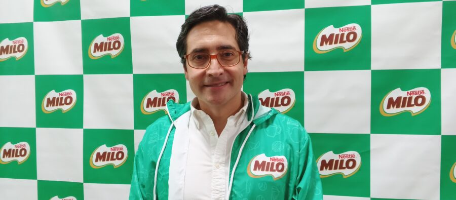 Milo lanzo tenis hechos con sus empaque postconsumo