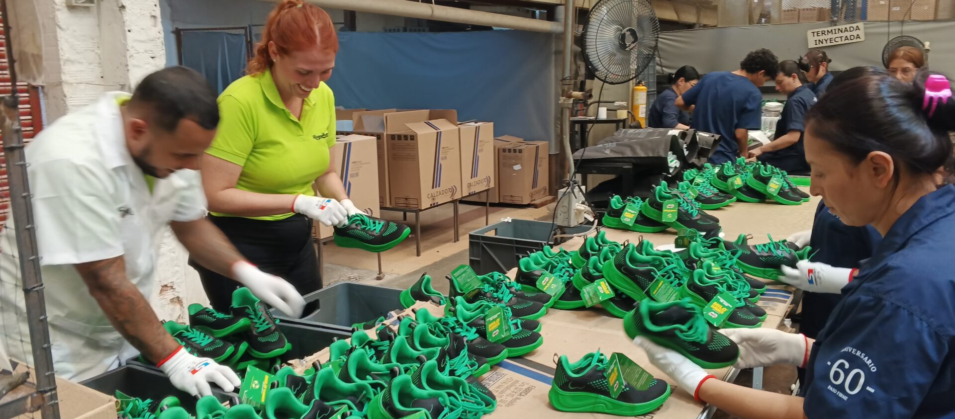 Milo lanzo tenis hechos con sus empaque postconsumo