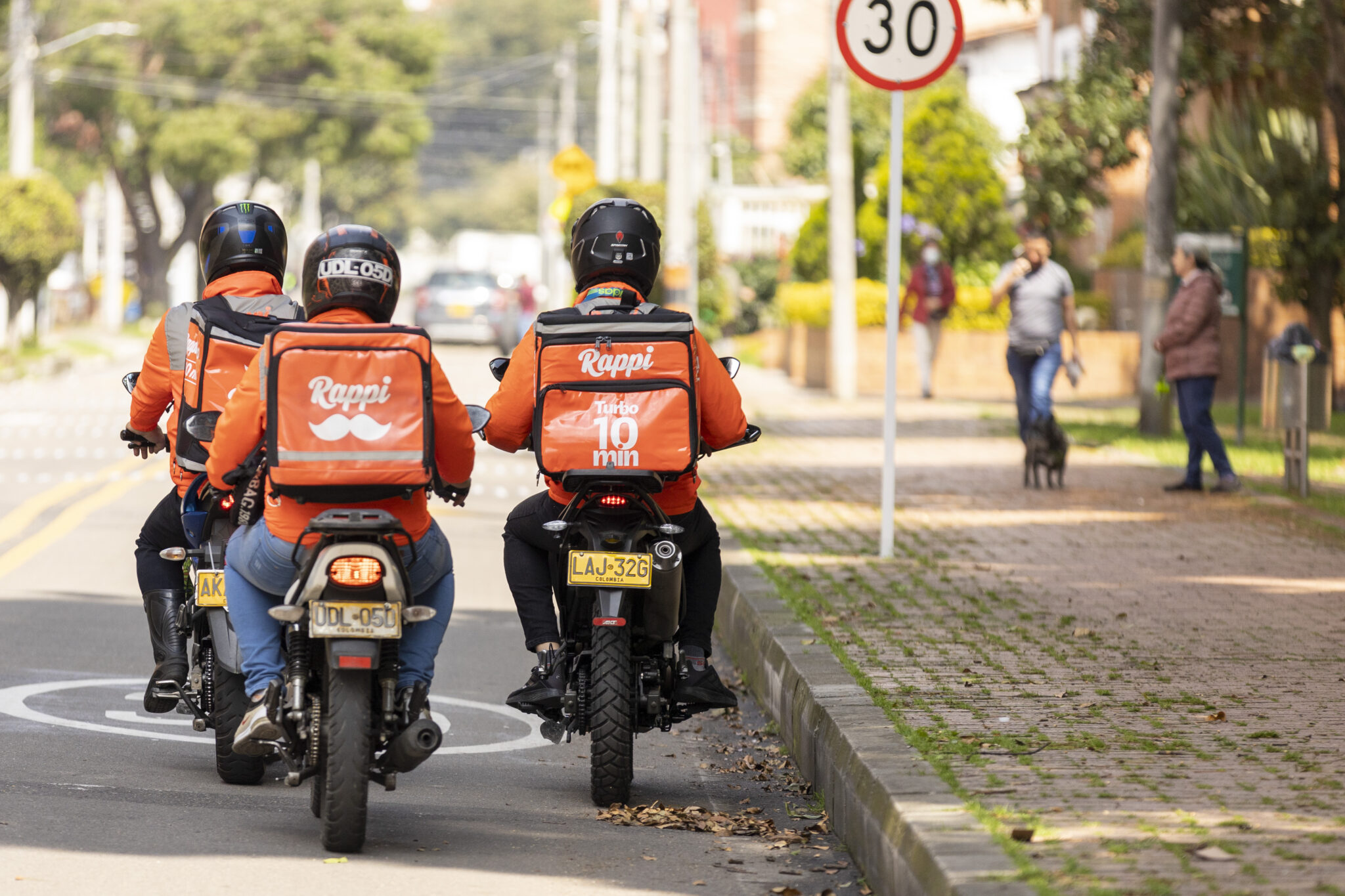 Algunos domiciliarios en moto comenten imprudencias