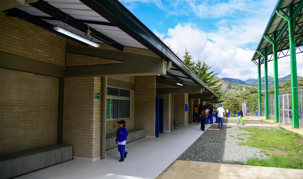 Plan de Infraestructura Educativa aplica en 350 establecimientos de ...