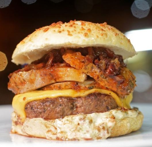 Pan de seda con cubierta de queso en Moos Hamburguesería - Vivir en El ...