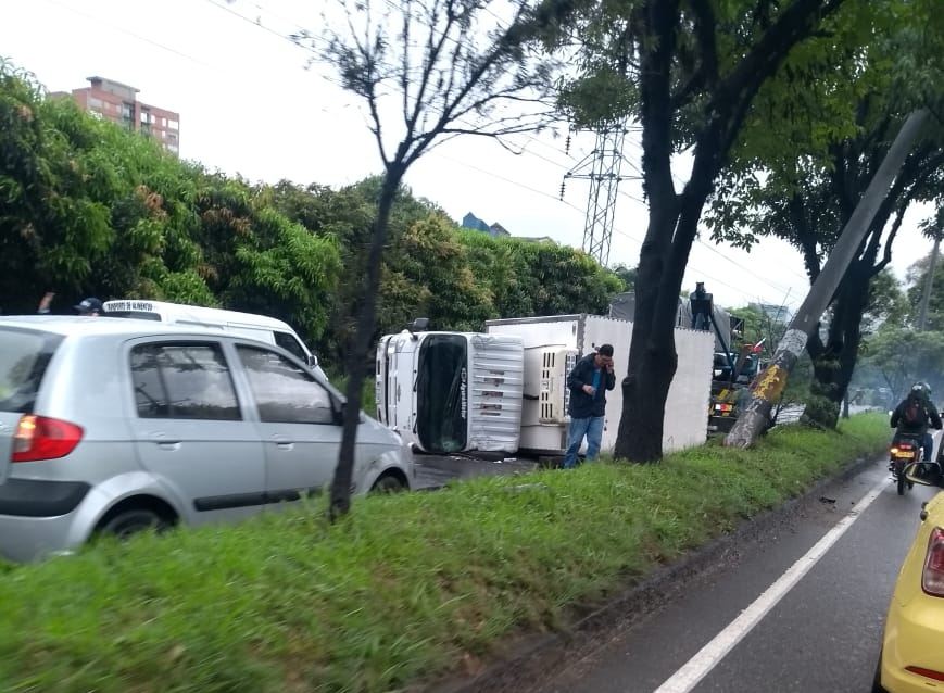 Volcamiento en la Autopista Sur provoca caos vehicular