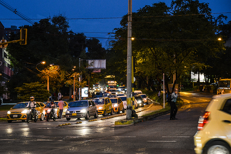 Medellín y Envigado acuerdan fórmula contra los trancones - Vivir en El ...